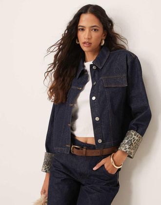 Asos Jeansjacke in Indigoblau mit Umschlagbündchen mit Leopardenmuster