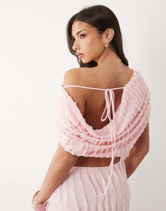 Asos Robe longue &agrave; &eacute;paules d&eacute;nud&eacute;es et volants avec d&eacute;coupe - Rose