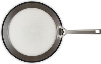 LE CREUSET Pfannenspritzschutz aus 3-ply Edelstahl, &Oslash; 26-30 cm, Rostfreier Edelstahl, Mit Antirutsch-Silikonrand, Klappbarer Griff, Silber, 94006500000000