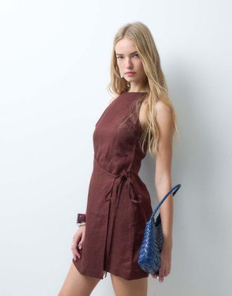 & Other Stories Mini-Kleid aus reinem Leinen mit eckigem Ausschnitt und Wickeloptik vorn in Braun