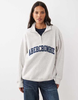 Abercrombie & Fitch Sweatshirt mit Frontlogo und 1/4-Rei&szlig;verschluss in Hellgrau