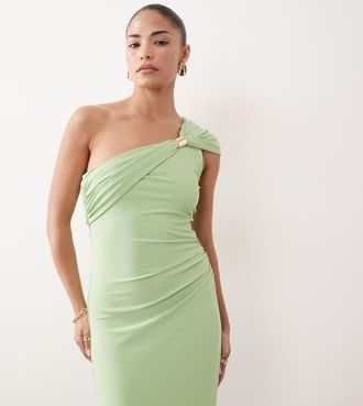 Forever New Robe longue pr&egrave;s du corps asym&eacute;trique avec d&eacute;tail m&eacute;tallique - Sauge-multicolore