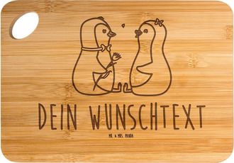 Mr. & Mrs. Panda Holzschneidebrett mit Gravur Pinguin P&auml;rchen - Personalisierte Geschenke, Brotzeitbrett graviert, Liebe, Holzbrett personalisiert, Hochzeitstag, Perso