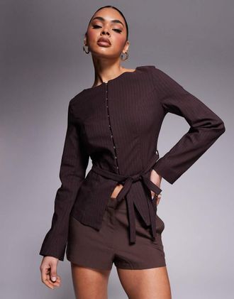 River Island Oberteil in Braun mit U-Boot-Ausschnitt und Gürtel