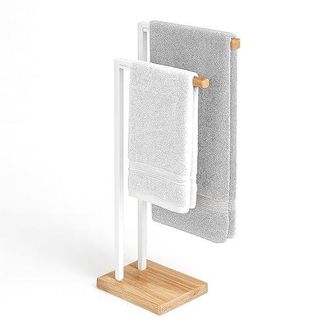 Relaxdays Handtuchhalter stehend, Handtuchst&auml;nder mit 2 Stangen, f&uuml;r Hand- & Badet&uuml;cher, Eisen & Bambus, wei&szlig;/Natur