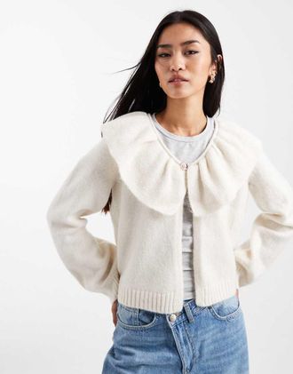Object Gilet de qualité supérieure à volants avec bouton en perle fantaisie - Crème-Blanc