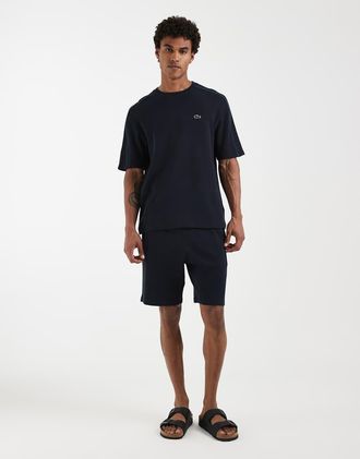 Lacoste Set aus T-Shirt und Shorts in Schwarz mit Waffelstruktur