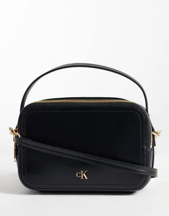 Calvin Klein sac appareil photo avec bandouli&egrave;re et d&eacute;tails dor&eacute;s en noir