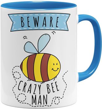 OM3 witzige Kaffee-Tasse mit Spruch - Beware - Crazy Bee Man - für Imker & Bienenfans - Keramik Becher - 325ml - Beidseitig Bedruckt - Hellblau