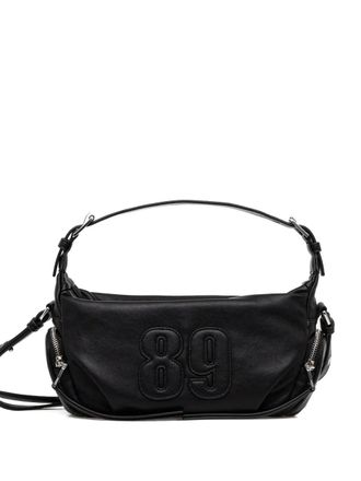 DKNY sac port&eacute; &eacute;paule &agrave; num&eacute;ro emboss&eacute; - Noir