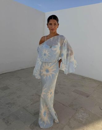 Never Fully Dressed Schulterfreies Maxikleid aus strukturiertem Netzstoff in Blau mit Soleil-Print
