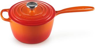 LE CREUSET Le Creuset Signature Stielkasserolle aus Gusseisen, Rund, Ø 18 cm, 1,8 l, Für alle Herdarten inkl. Induktion geeignet, 2,942 kg, Ofenrot, 211811809024