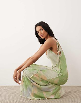 Asos Netzstoff-Maxikleid in Salbeigr&uuml;n mit Blumenmuster, tiefem U-Ausschnitt und Ziern&auml;hten