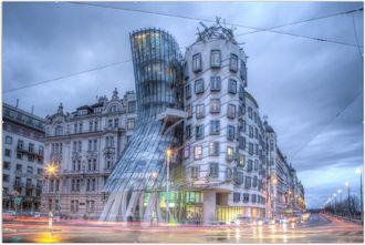 Wallario Wandbild - Das Tanzende Haus in Prag - Tschechien in Premiumqualit&auml;t, Poster mit rahmenlosen Bildhalter, Gr&ouml;&szlig;e: 61 x 91,5 cm