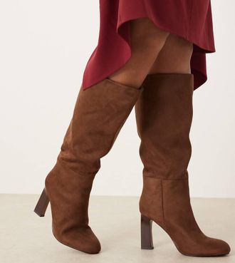 Asos Curve - Carly - Bottes à enfiler hauteur genou en suédine à talon carré - Marron-Brown