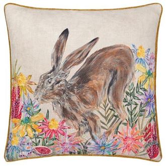 furn. Wylder Nature Country Wilds Blossom Hare Bedrucktes Kissen mit Polyesterfüllung - Mehrfarbig - 45 x 45 cm