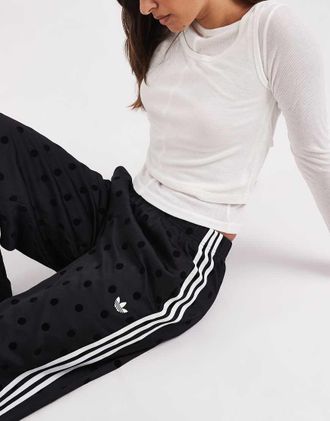 adidas Originals weite Satin-Trainingshose mit schwarzen Punkten