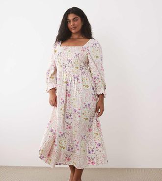New Look Plus New Look Curve - Gesmoktes Midikleid in Cremewei&szlig; mit Blumenmuster