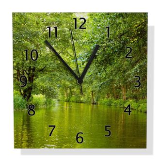 Wallario Design Wanduhr Spreewald in Brandenburg gr&uuml;ne W&auml;lder und Spiegelungen im Wasser aus Aluverbund, Alu-Uhr Gr&ouml;&szlig;e 30 x 30 cm, Schwarze Zeiger mit Metallop