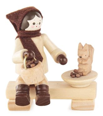 Dregeno Seiffen eG Seiffen eG M&auml;dchen auf Bank f&uuml;ttert Eichh&ouml;rnchen