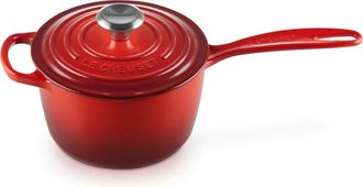 LE CREUSET Le Creuset Signature Stielkasserolle aus Gusseisen, Rund, Ø 16 cm, 1,2 l, Für alle Herdarten inkl. Induktion geeignet, 2,372 kg, Kirschrot, 2118116060