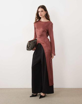 Asos top en satin &agrave; manches longues asym&eacute;trique couleur chocolat-Marron