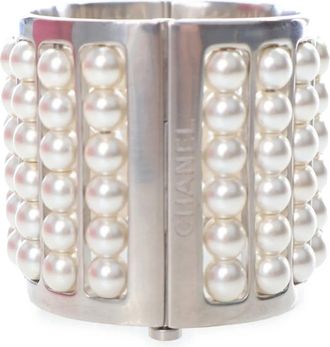 Chanel Armband - Silver Plated Wide Pearl Cuff Bracelet - Gr. ONE SIZE - in Silber - f&uuml;r Damen