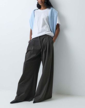 Weekday Bundfaltenhose mit weitem Bein in dunkelbraun meliert