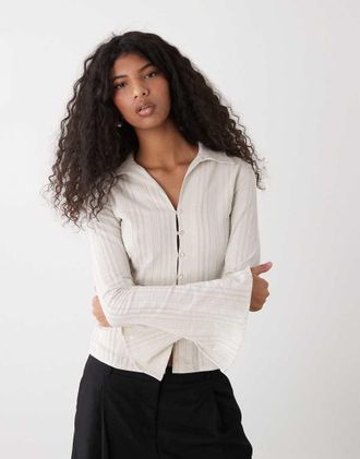 Weekday Lang&auml;rmlige Hemdbluse in gestreiftem Beige mit Knopfleiste-Brown