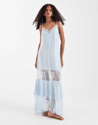 Asos Robe longue avec empi&egrave;cement en dentelle et ourlet mouchoir - Bleu