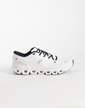On Cloud X 5 baskets dentra&icirc;nement blanches et noires