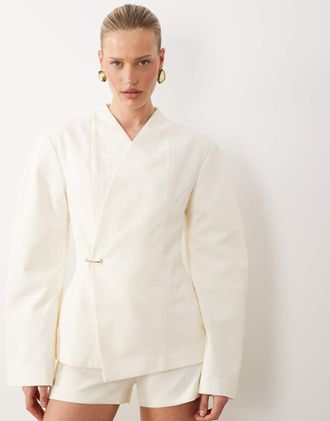 Asos Taillierter Anzug-Blazer in Cremewei&szlig; mit Metalldetail