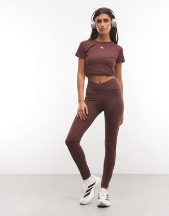 adidas adidas Training Three Stripes Studios Leggings mit Wickeloptik in Burgunderrot