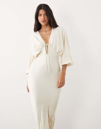 Asos robe longue en satin &agrave; d&eacute;collet&eacute; plongeant et manches chauve-souris ivoire-Blanc