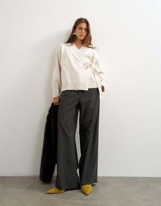 Topshop gilet en maille portefeuille avec lien &agrave; la taille en laine &eacute;cru-Blanc