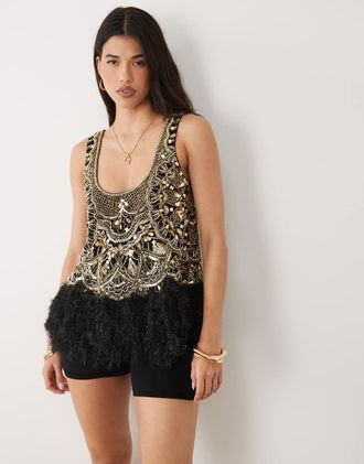 Asos Top ornement&eacute; &agrave; encolure d&eacute;gag&eacute;e et ourlet &agrave; fausses plumes - Noir et dor&eacute;