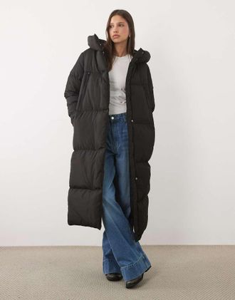 Threadbare Manteau long matelass&eacute; &agrave; capuche et poches devant - Noir