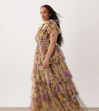 Lace & Beads Plus Robe longue en tulle &agrave; volants &eacute;tag&eacute;s avec d&eacute;collet&eacute; plongeant et &eacute;paules volant&eacute;es - Jaune &agrave; imprim&eacute; fleuri vintage-Multicolore