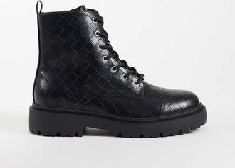 Asos bottines &agrave; lacets avec bout renforc&eacute; et semelle crant&eacute;e en noir emboss&eacute;