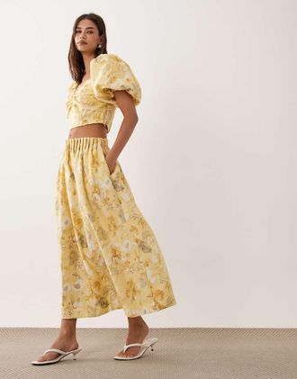 Vero Moda Jupe densemble mi-longue et volumineuse &agrave; imprim&eacute; fleuri - Jaune