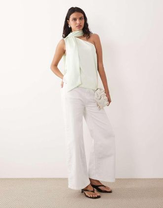 Vero Moda Satin-Oberteil in Gr&uuml;n mit One-Shoulder-Tr&auml;ger und Schaldetail