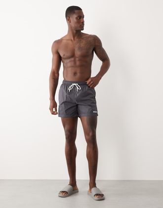 HUGO BOSS HUGO Red - Short de bain &agrave; logo imprim&eacute; - Gris fonc&eacute;