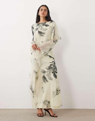 Asos robe longue &agrave; manches longues avec d&eacute;tail cape imprim&eacute; monochrome-Multi
