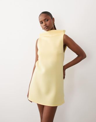 Asos Robe courte en imitation n&eacute;opr&egrave;ne &agrave; encolure bateau montante et d&eacute;tail dans le dos - Babeurre-Jaune
