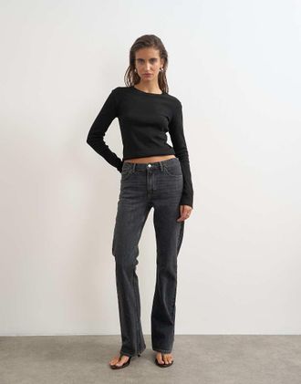 Topshop 90er Bootcut-Jeans mit niedriger Leibh&ouml;he in verwaschenem Schwarz-Blau