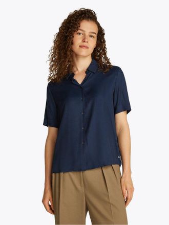 Tommy Hilfiger Kurzarmshirt SOFT VISCOSE S/S SHIRT in Unifarbe, mit Metalllabel