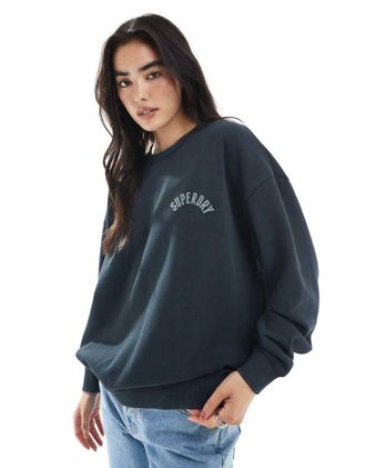 Superdry Athletic Essentials - Sweat ras de cou &agrave; imprim&eacute; - Bleu marine &eacute;clipse