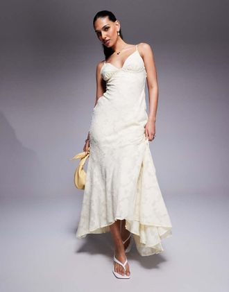 Princess Polly Maxikleid mit Blumenstruktur in Zitronengelb mit &uuml;berkreuzten Riemchen im R&uuml;cken