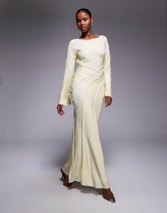 Asos Robe longue satin&eacute;e &agrave; manches longues et encolure bateau avec empi&egrave;cements effiloch&eacute;s - Babeurre-Blanc