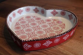 Miljögården Backform aus Steinzeug, Herzform, 26 x 24 cm, Rot/Beige mit braunem Rand, ofenfest